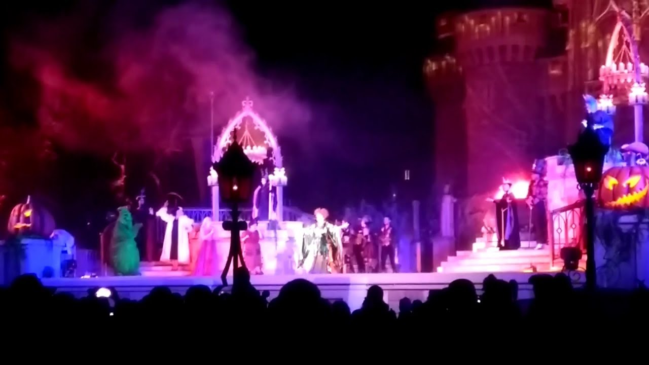 The Hocus Pocus Villain Spelltacular Show At Disney World (Day 1021 ...