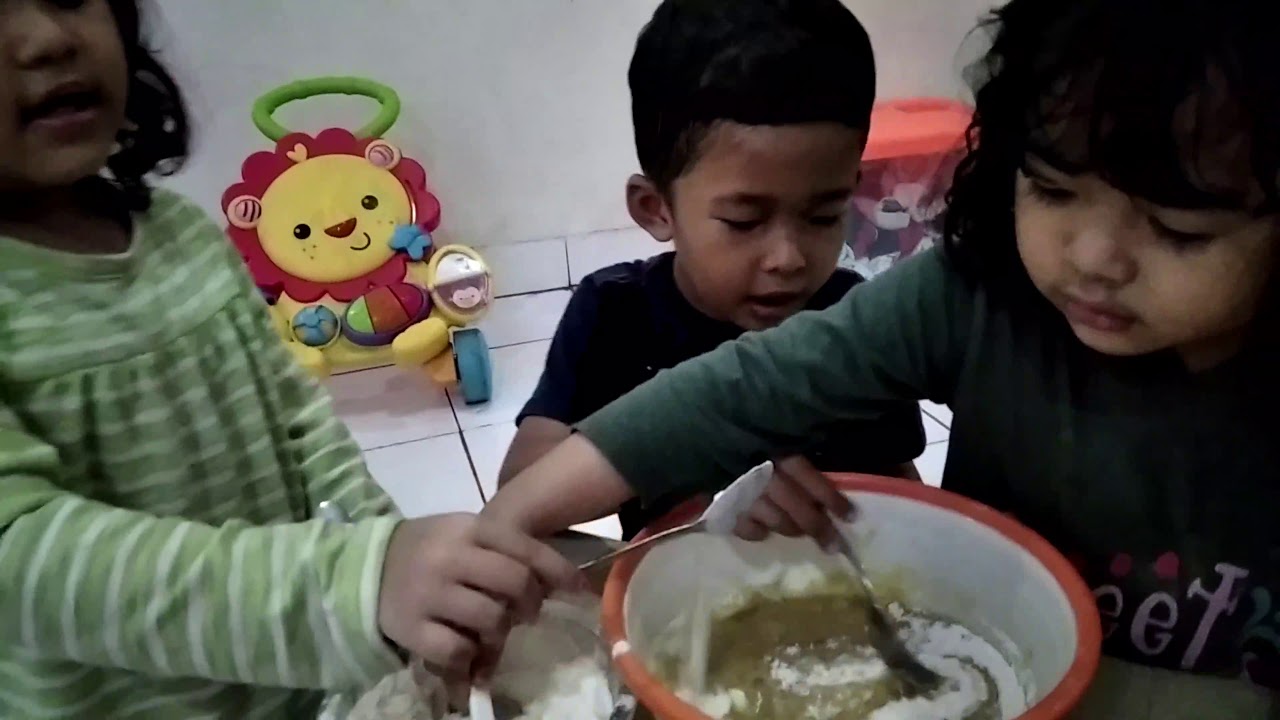 Membuat pancake bersama adik kembar (asyiknya belajar memasak)#vlog 3 ...