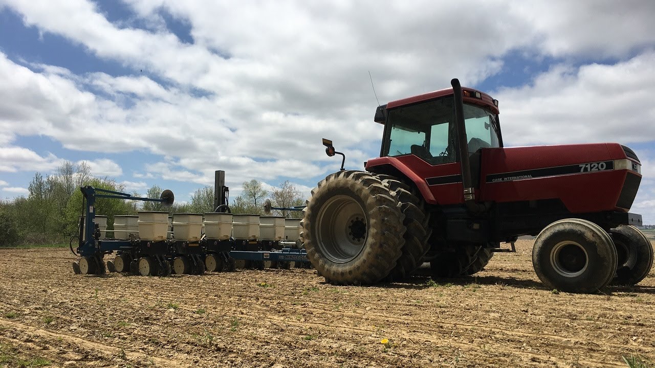 Planting soybeans! Case iH tractor and Kinze planter - YouTube