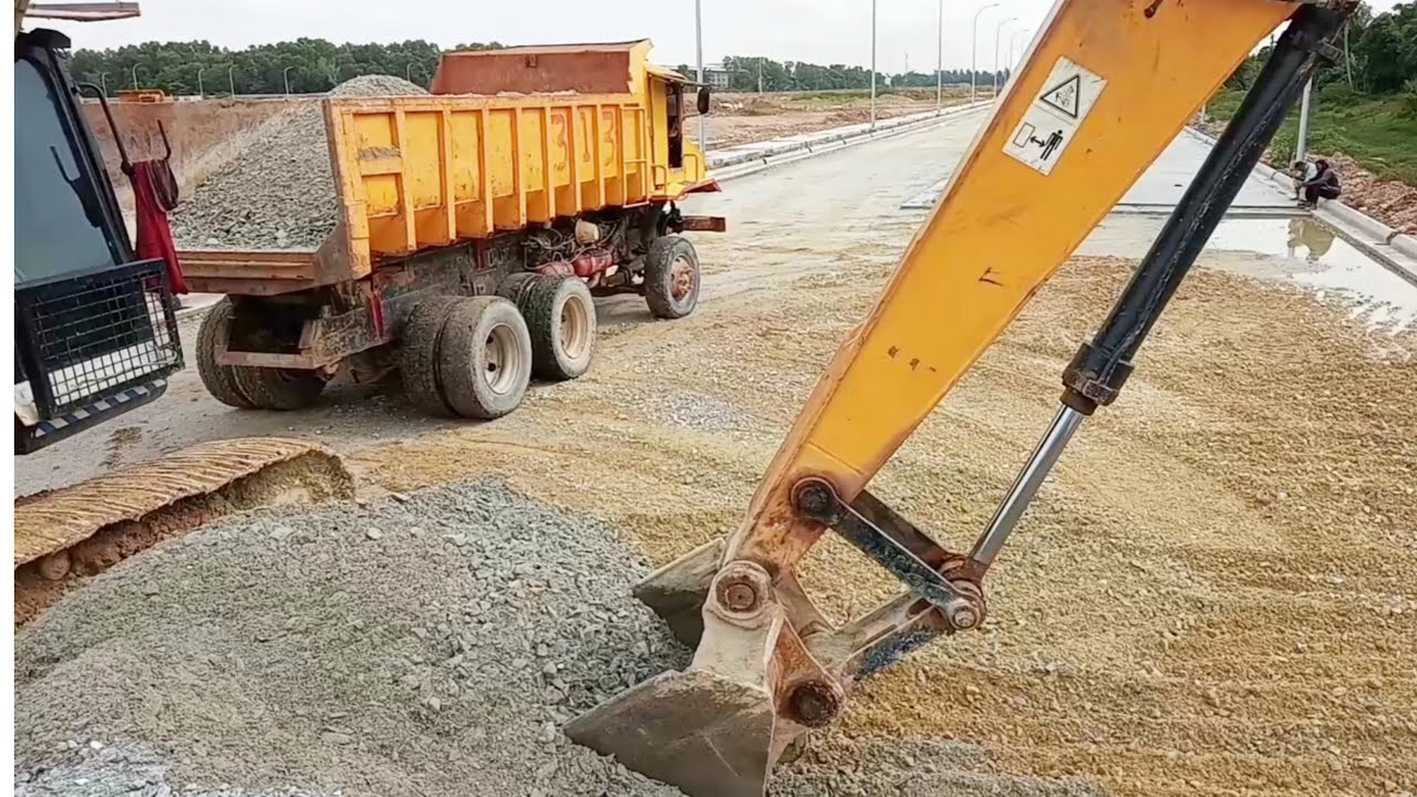 Excavator Sany Loading Batu Kasaran Ke Dalam Lori Hantu . - YouTube