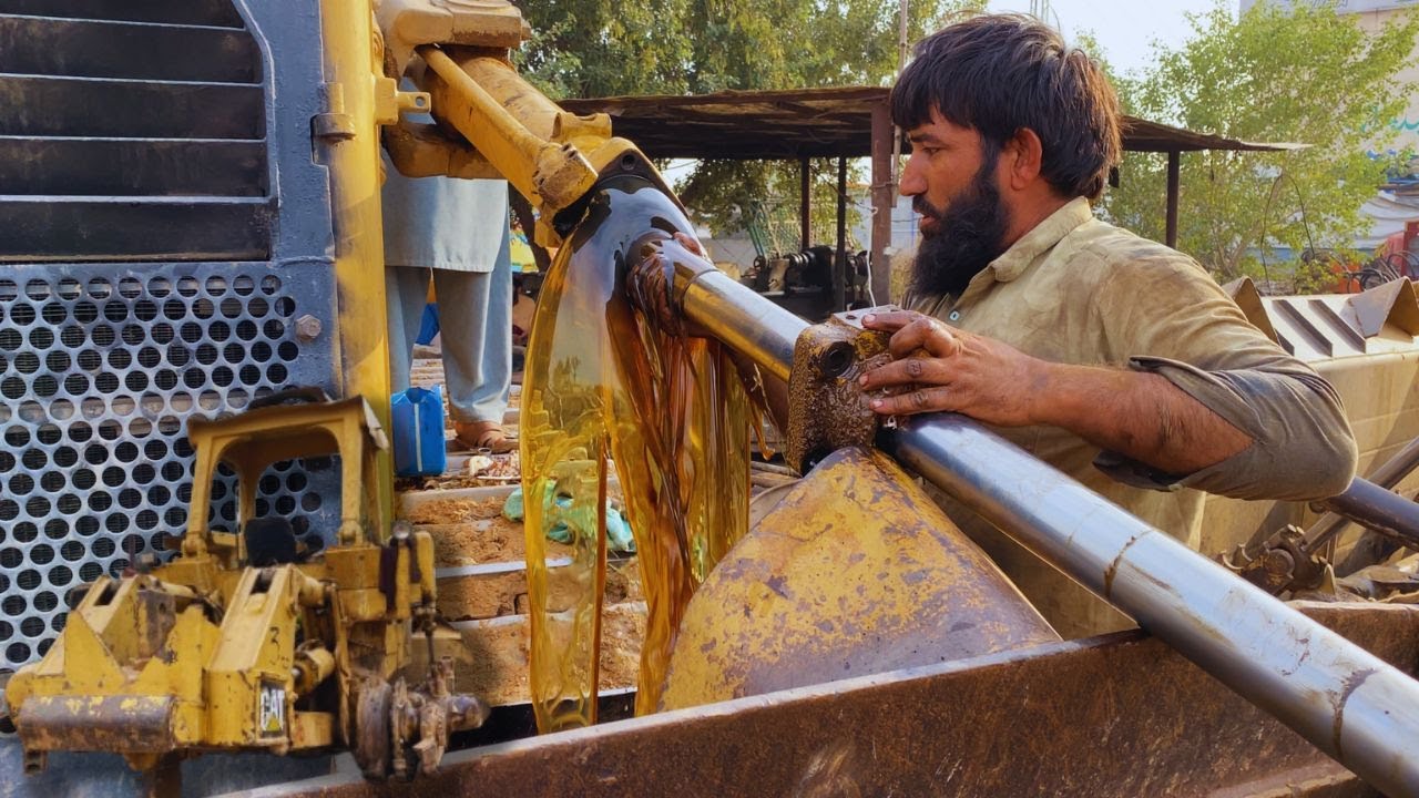 Caterpillar d10 Dozer Hydraulic Cylinder Seal Replacement | Dozer ...