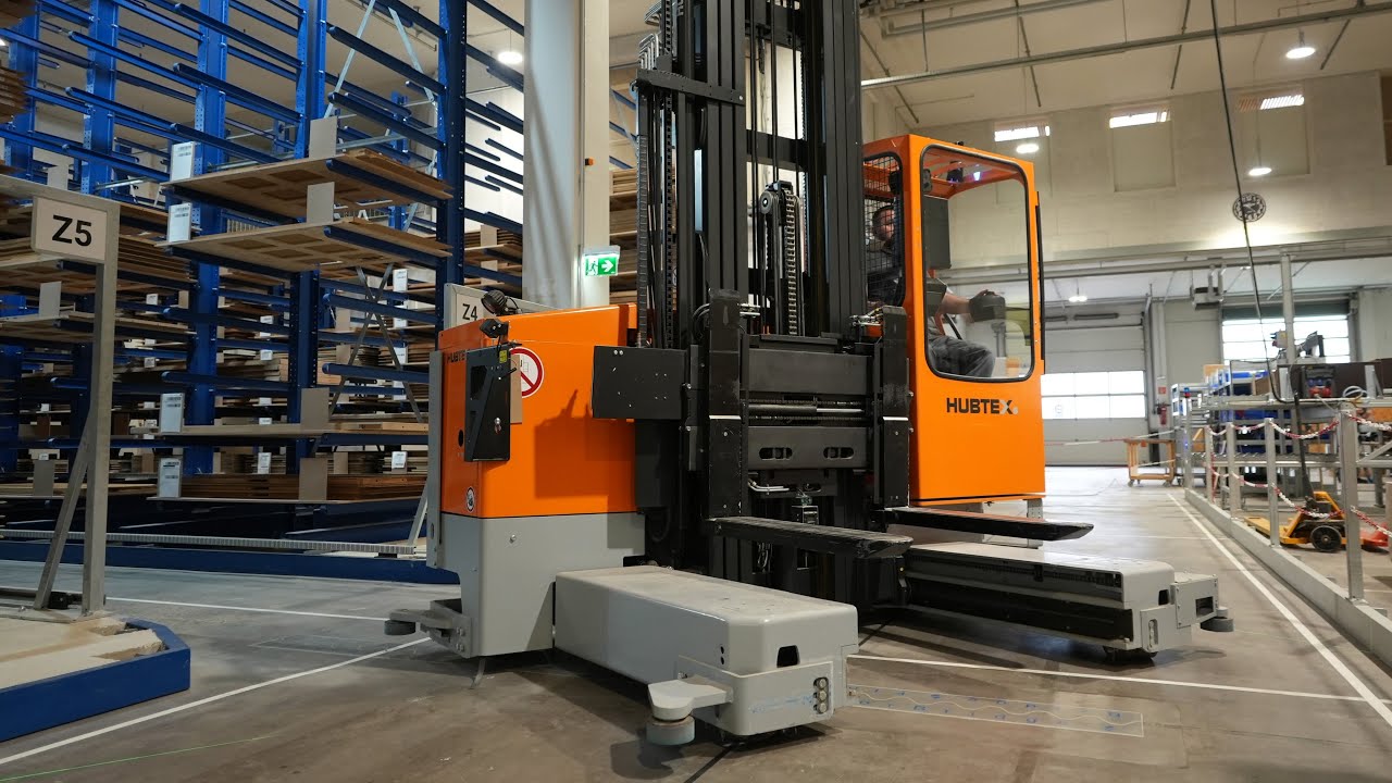Halbautomatische Fachanfahrt mit einem Mehrwegestapler im ...