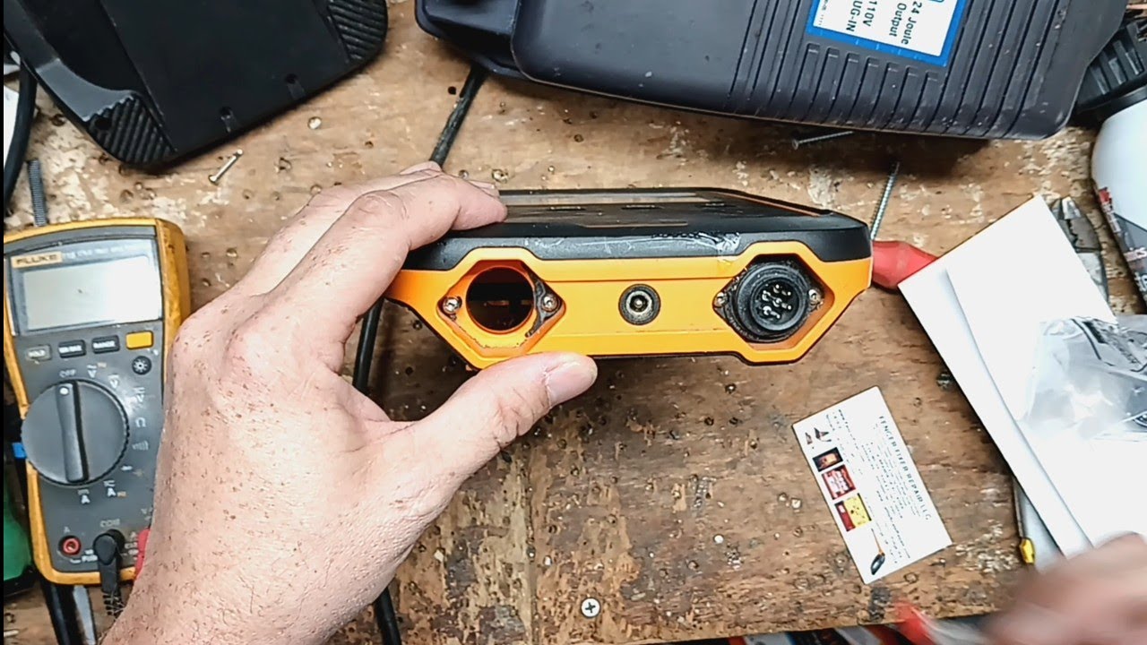 Replacing a broken connector on a Gallagher W-O Weigh Scale | Gallagher ...