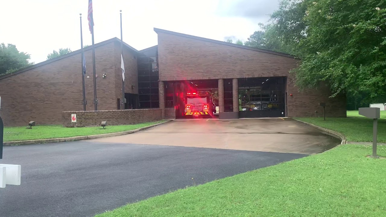Chesterfield Fire and EMS Engine 11 Responding - YouTube