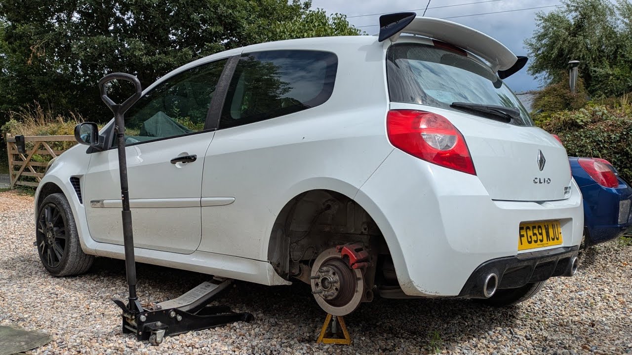 Clio 200. Wheel Arch Cleaning - YouTube