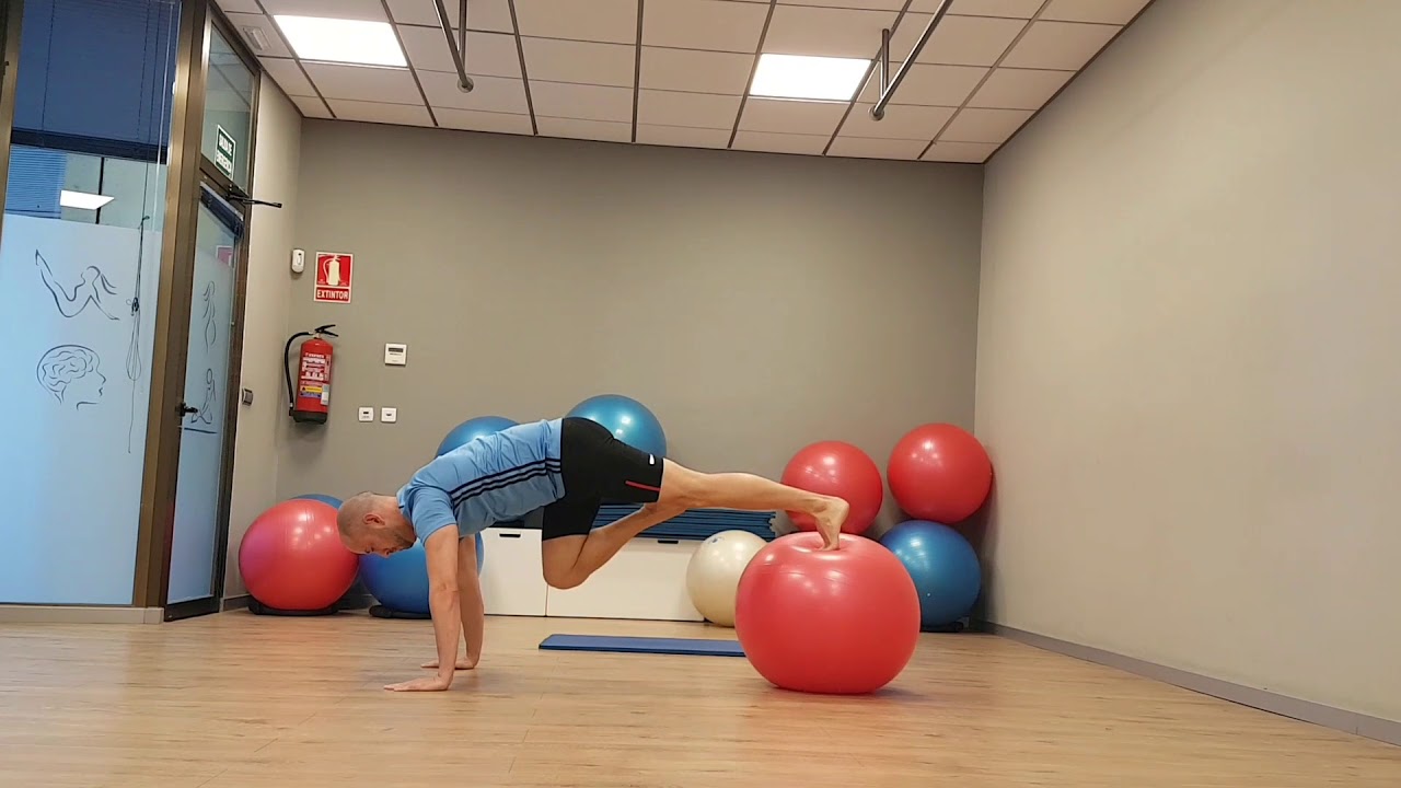 Pilates. Push up en fitball & Pike a una pierna - YouTube