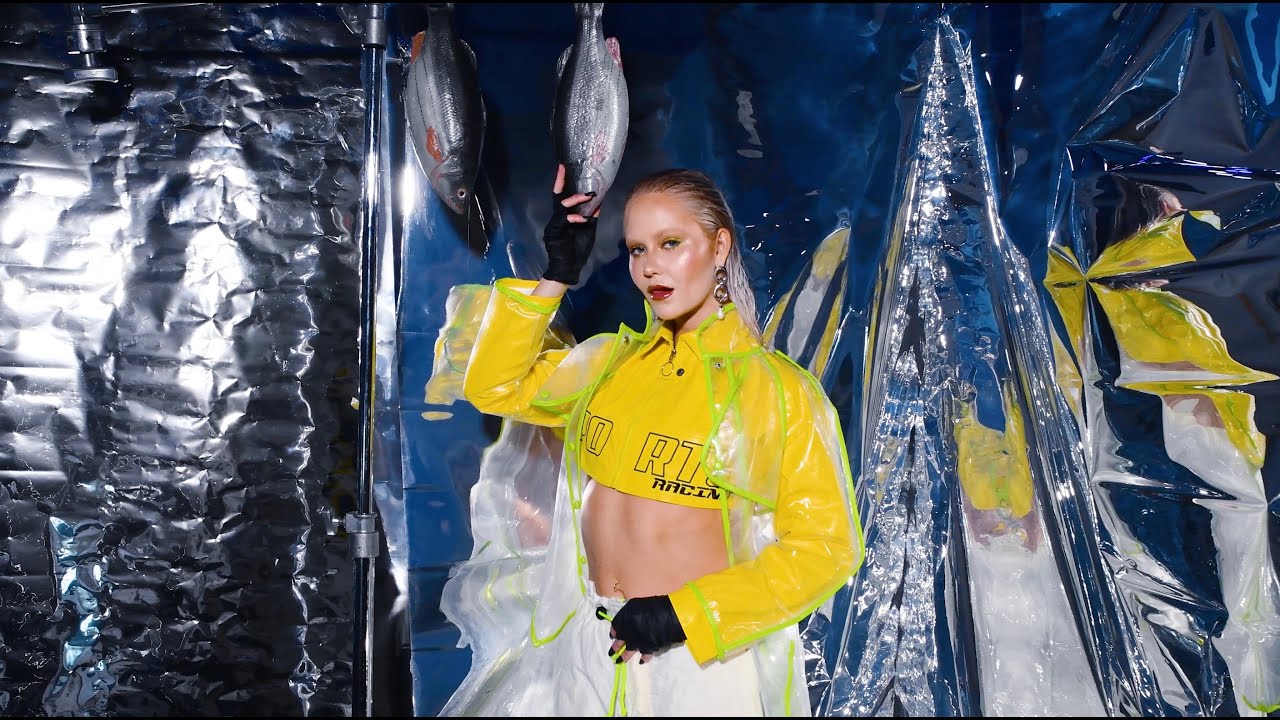 LUMI - Hold Me (Radio Edit) - Official Visualizer - YouTube