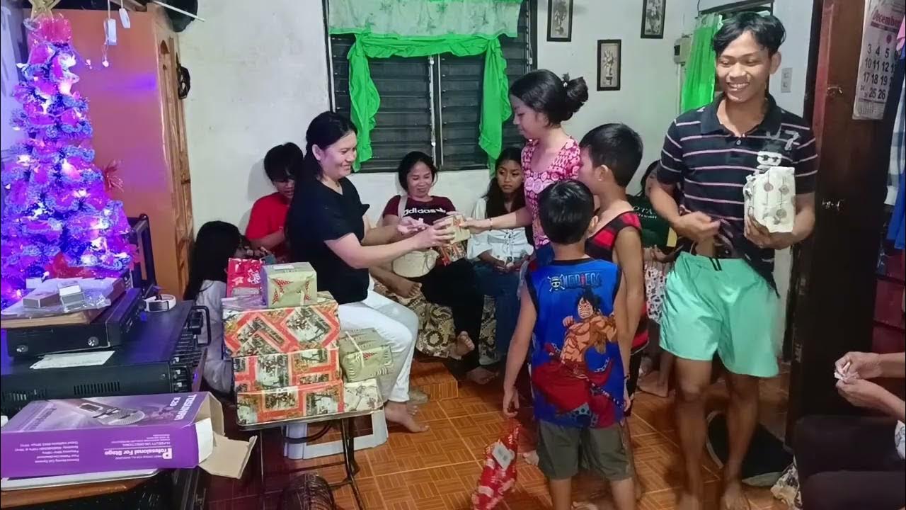 Namimigay ng regalo sa Pasko #merrychristmas - YouTube