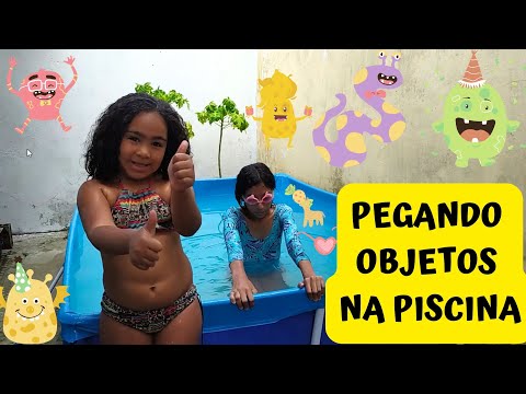 Pegando objetos na piscina | Picking up objects in the pool