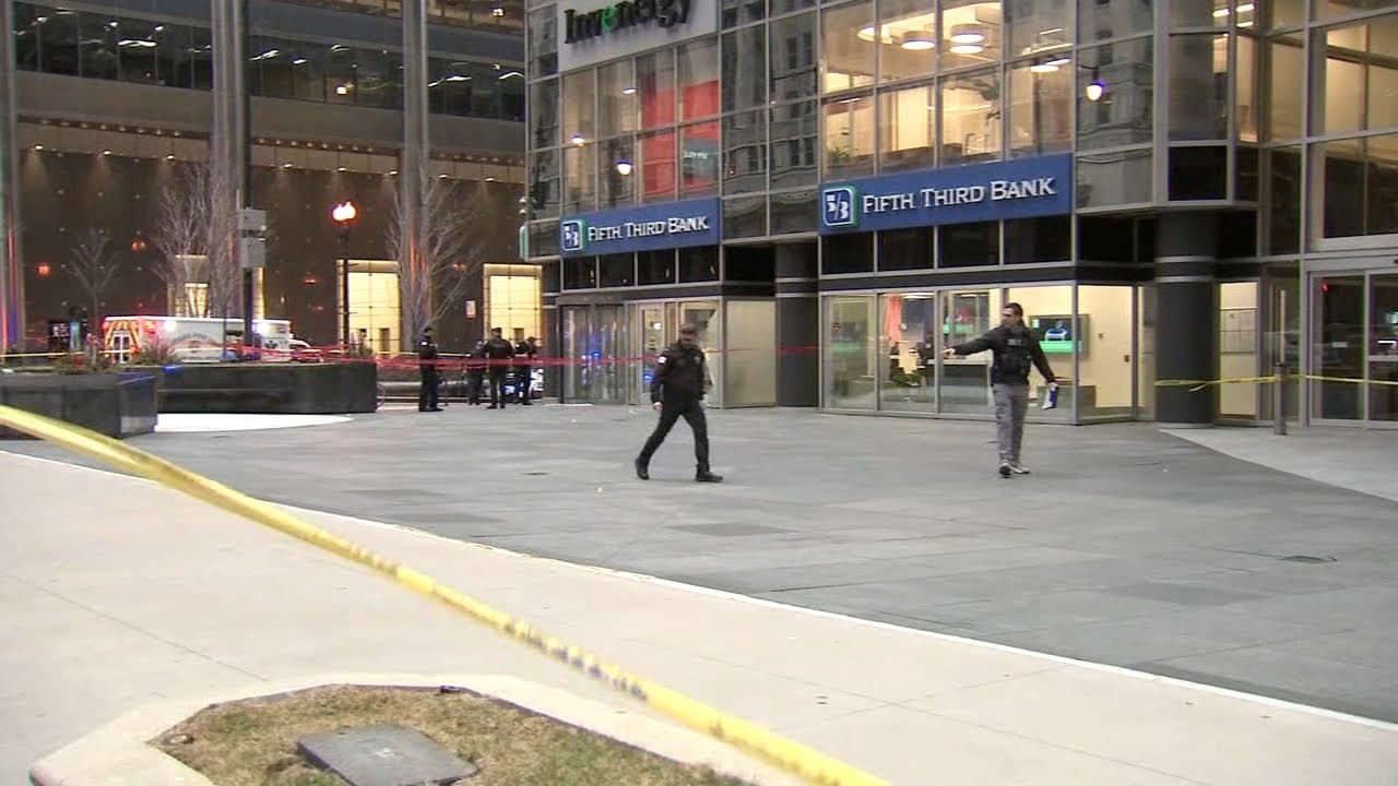 Chicago Loop armed bank robbery suspect remains at large - YouTube