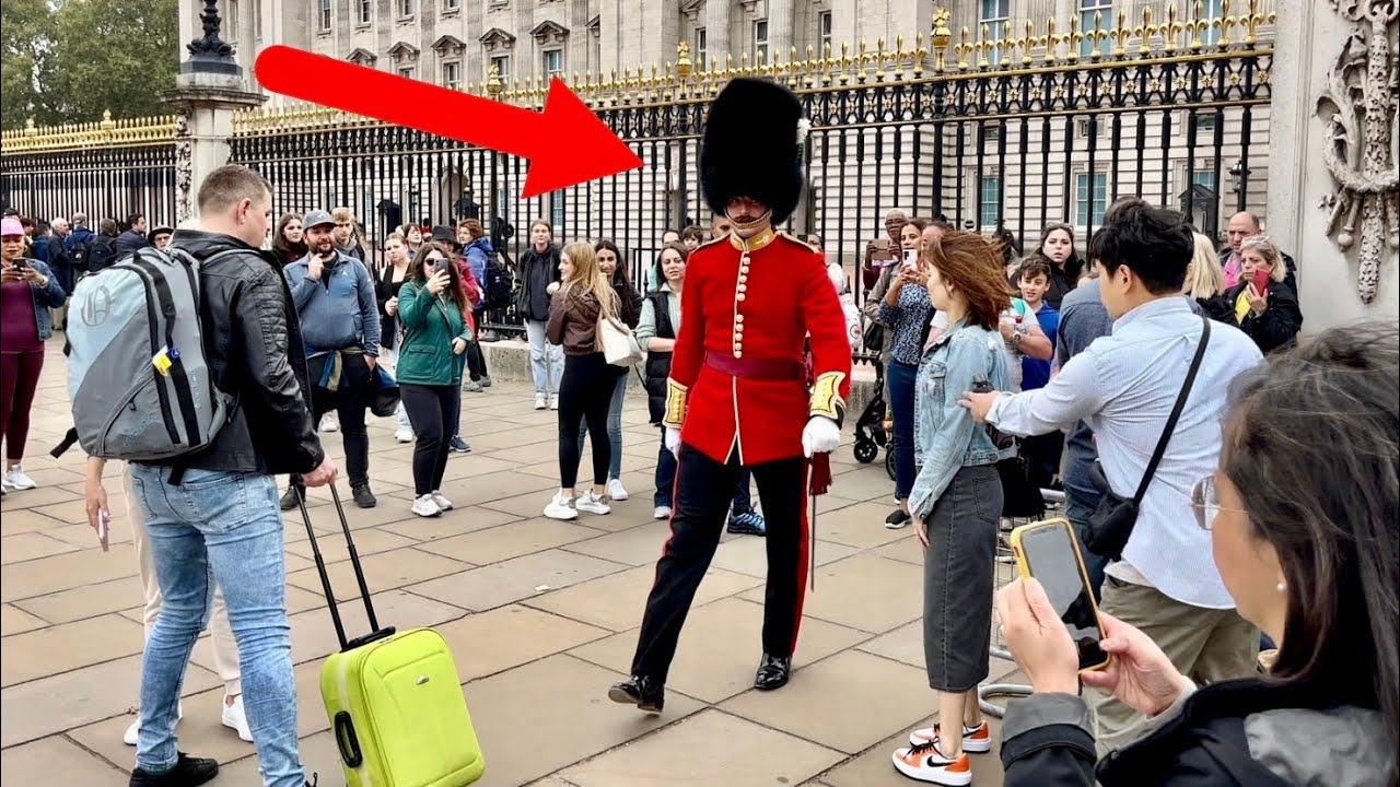 Jaw-drop moment: Extra Tall, Handsome Guard surprises onlookers as he ...