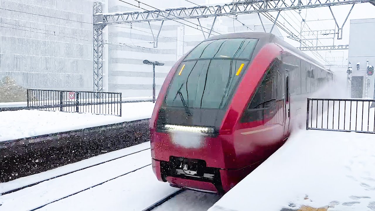 🇯🇵Riding Japan's Premium First Class Train on a Heavy Snow Day ...