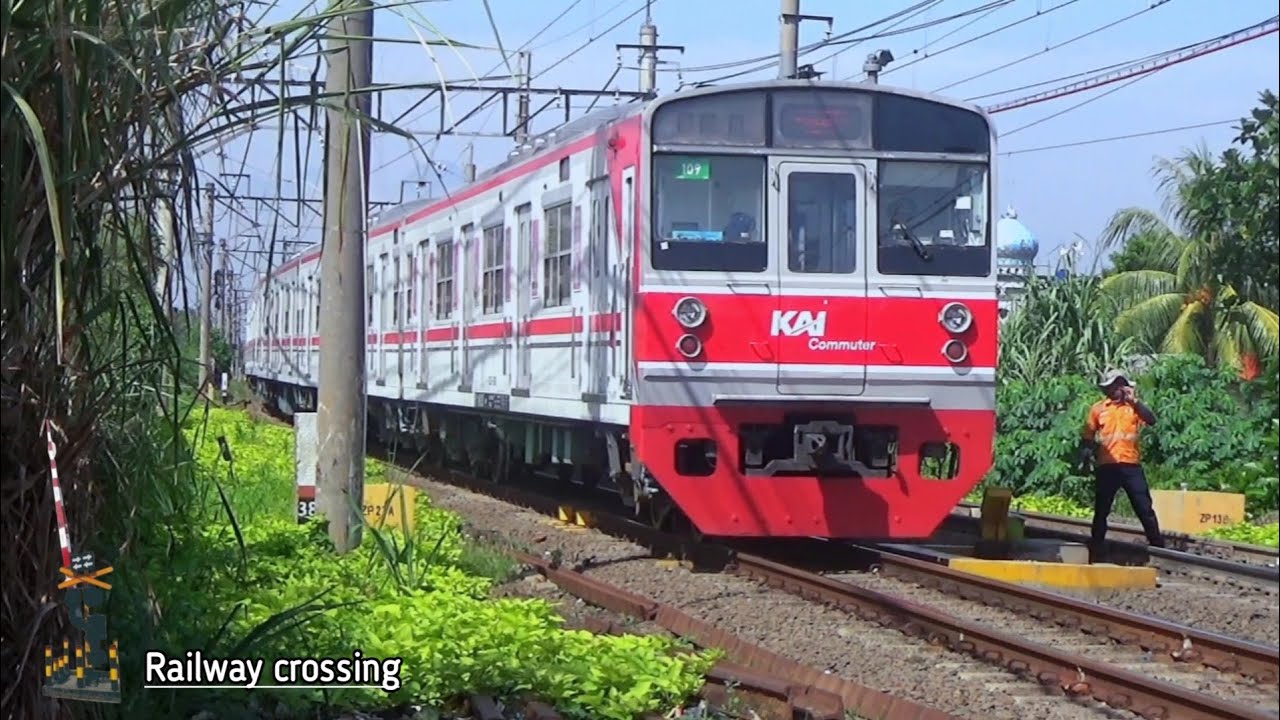 ELECTRIC TRAIN | KRL JR 202 melewati railway crossing ada Tokyo Metro ...