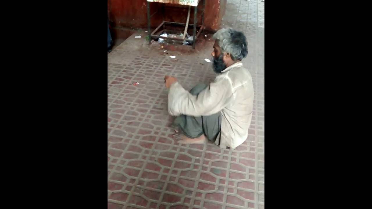 Man eating ants to survive in Modi's and Arvind Kejriwal's India - YouTube