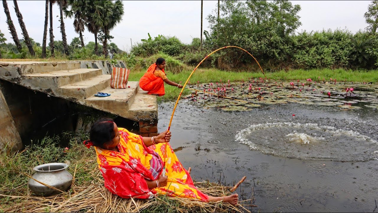 Fishing Video 😱 || Everyone will be amazed to see the traditional lady ...