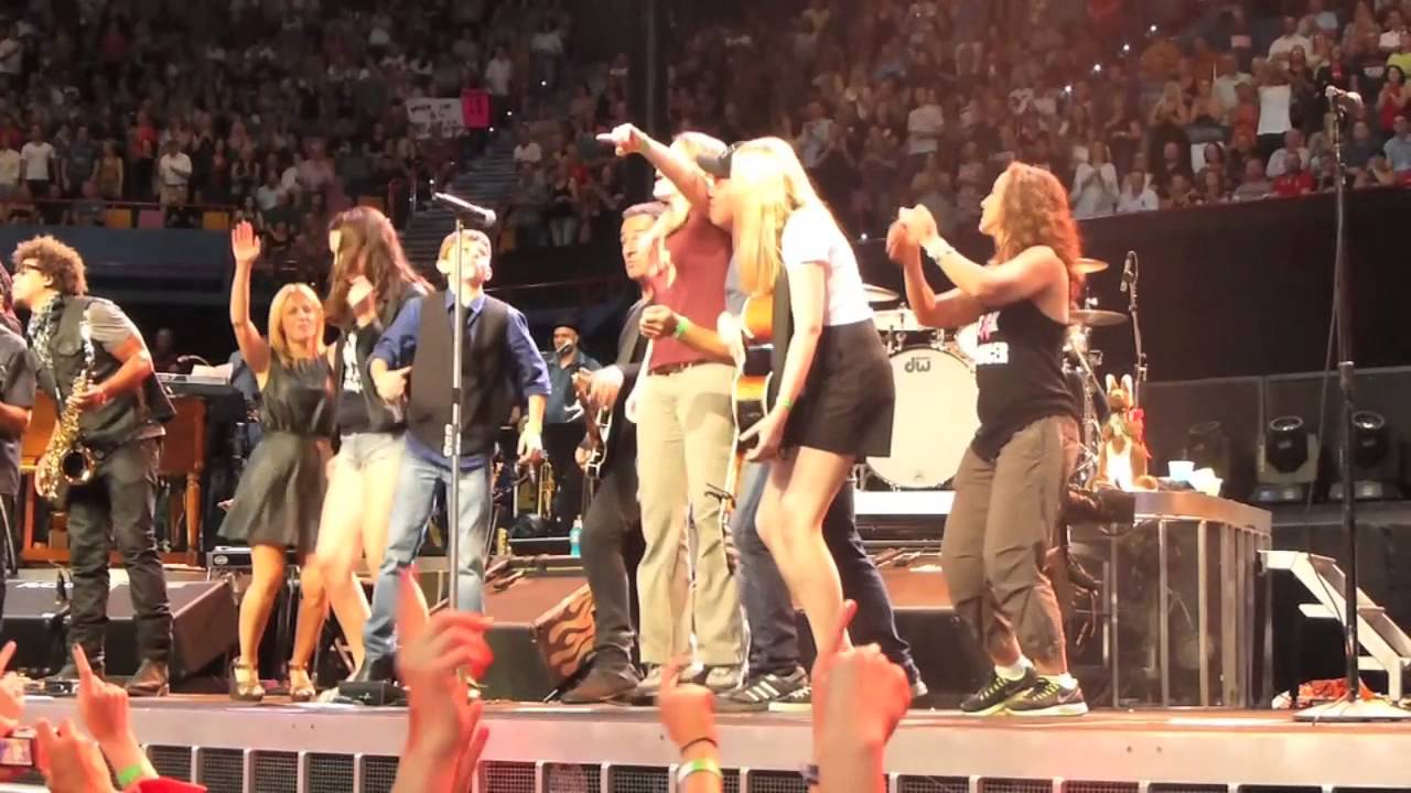 Bruce Springsteen Dancing In The Dark - Feb 26th 2014, Brisbane - YouTube