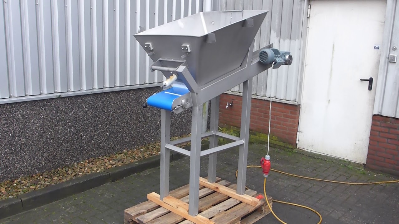 Opvoerband RVS met stort trechter en meenemers - YouTube