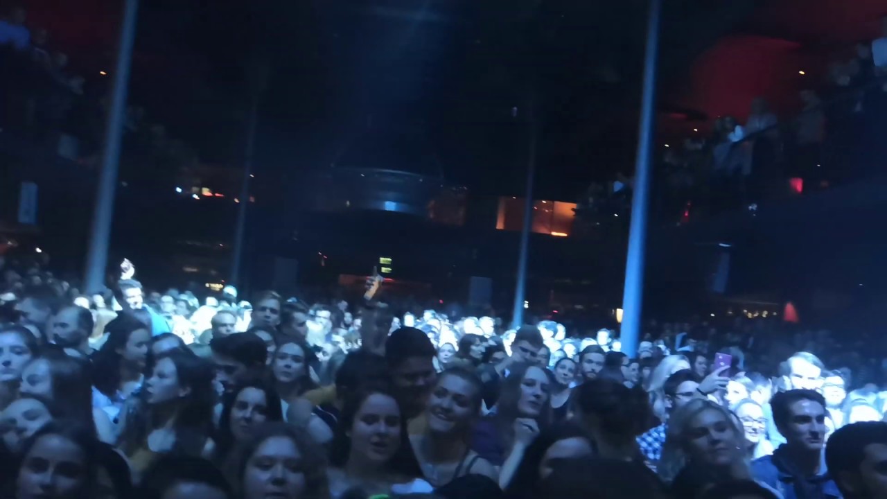 Crowd singing 'Bohemian Rhapsody' [Lewis Capaldi in Prague] - YouTube