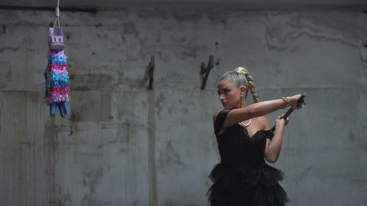 Carla Frigo - A Tu Salud (Official Video) - YouTube