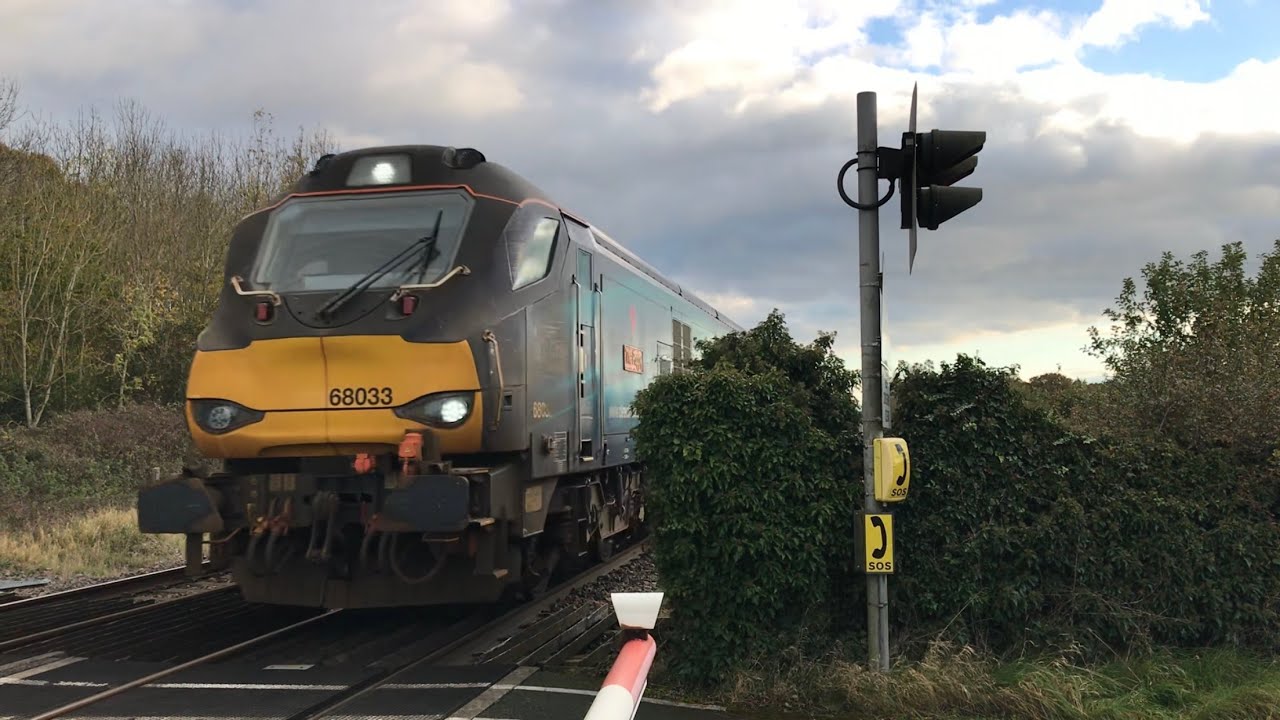 Some Traction at Pirton Level Crossing (Worcestershire) 10/11/2023 ...