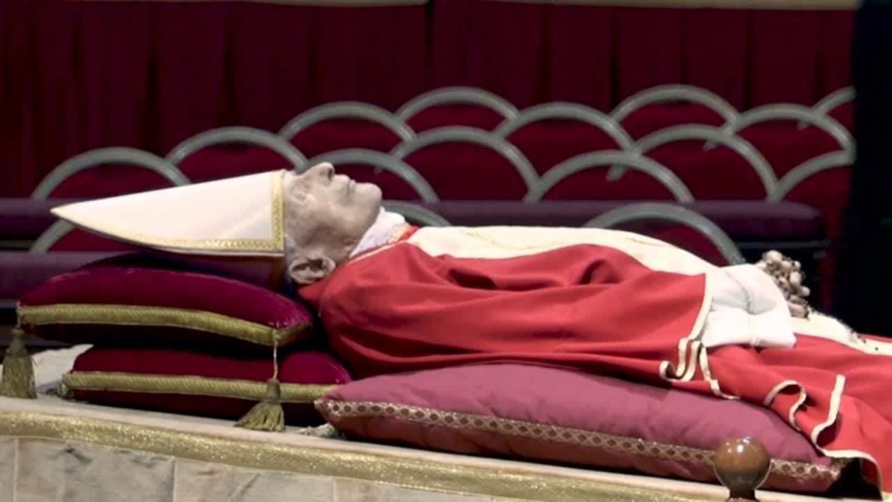 Capilla ardiente de Benedicto XVI - YouTube