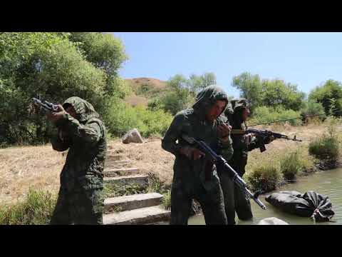 Yosh harbiylar maxsus mashqlarni bajarishdi