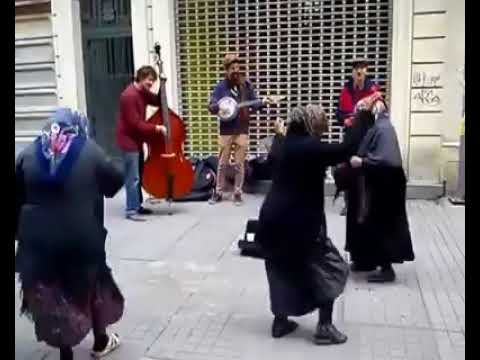 Caz müzikte oynayan yaşlı teyzeler İstiklal caddesi