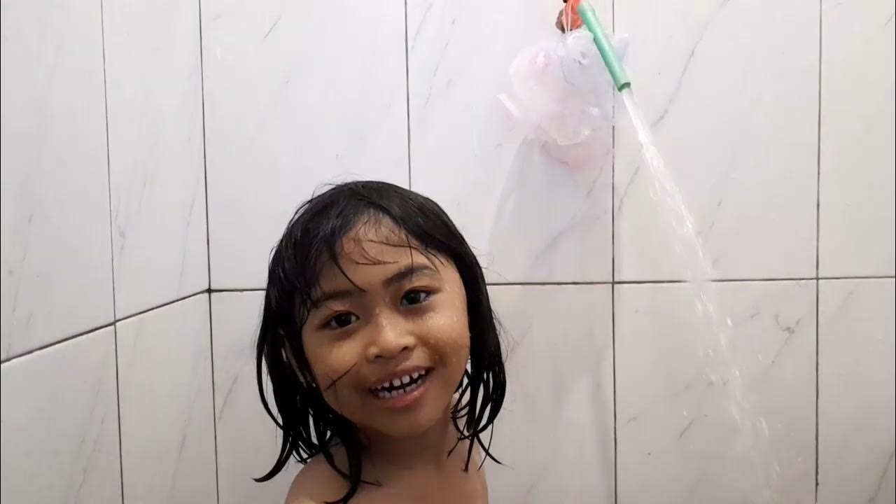 MANDI BARENG ADEK HASNA, MALAH ADEK HASNA MANDINYA PAKAI BAJU - YouTube