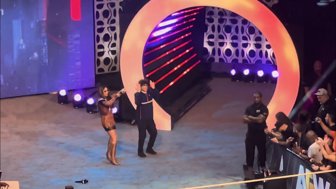 Tony Khan Dances with Mercedes Moné at AEW Grand Slam - YouTube
