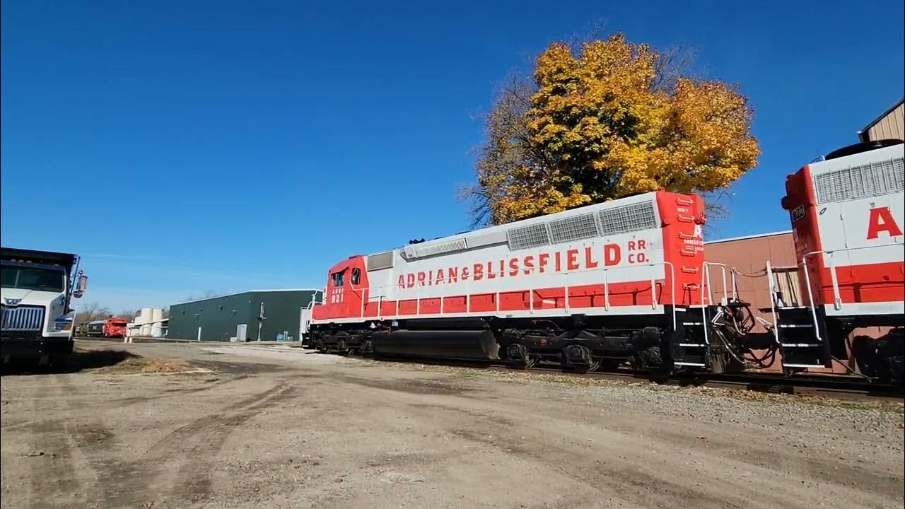 Jackson & Lansing RR. ADBF 822, ADBF 821in Mason, MI - YouTube