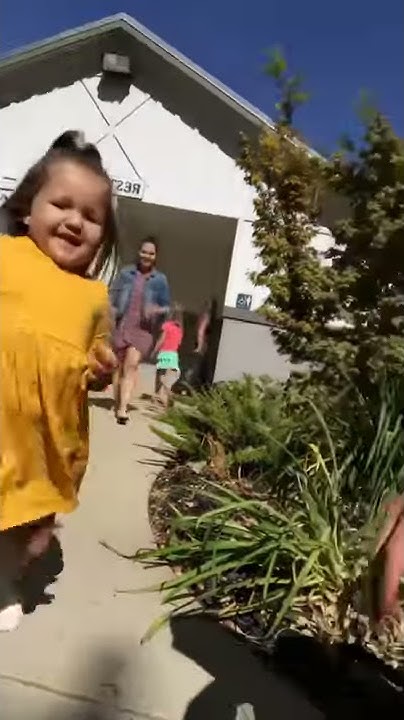 Kinsley Raina meeting her dad after school - YouTube