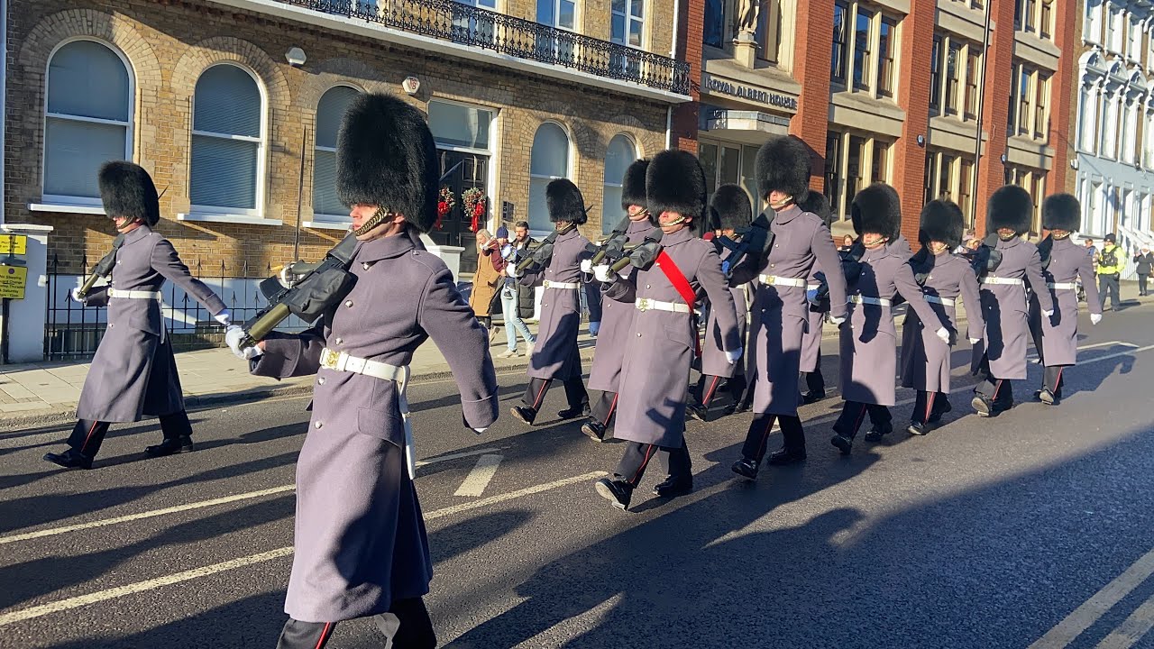 1st Battalion Irish Guards Return to Barracks (10/12/2022) - YouTube