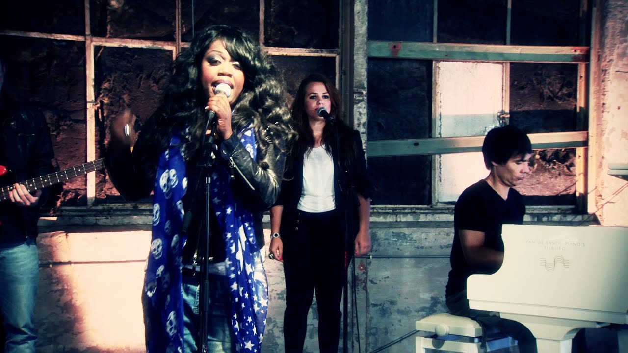 Berget Lewis - Zwart Wit (Official Video) - YouTube