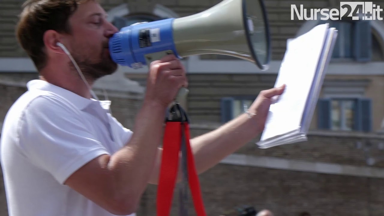 Infermieri italiani in piazza per - YouTube