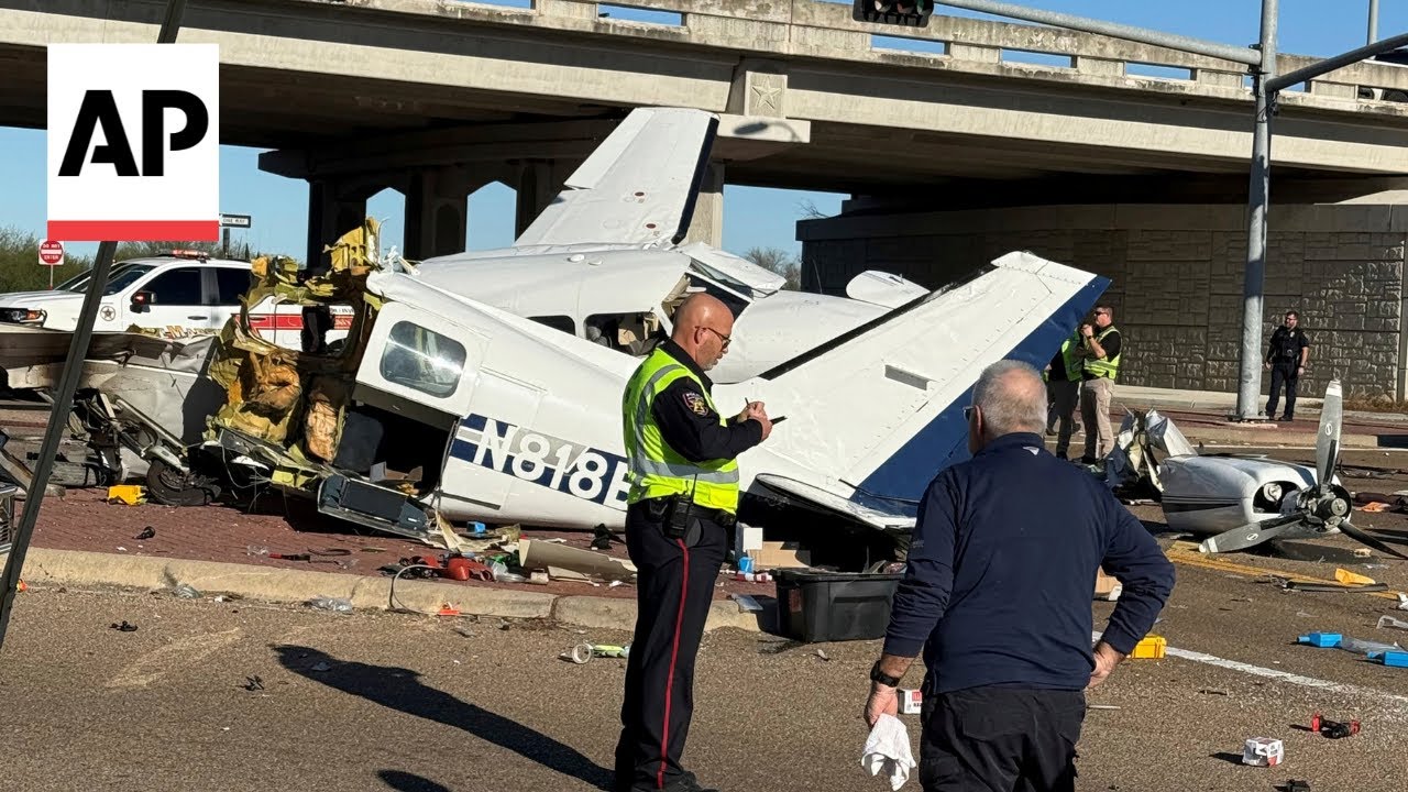 Propeller plane crashes onto Texas highway and splits in half - YouTube