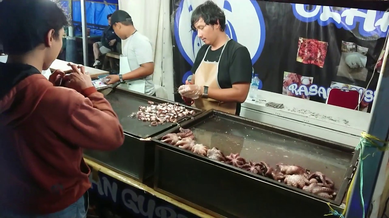 Bandung street food at night - YouTube