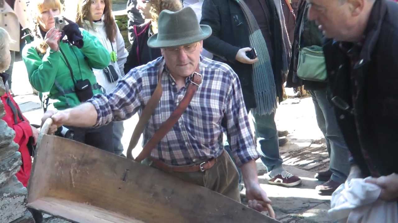 PISA DE LA CASTAÑA SECA 2012 EN FROXÁN (O CAUREL) - YouTube