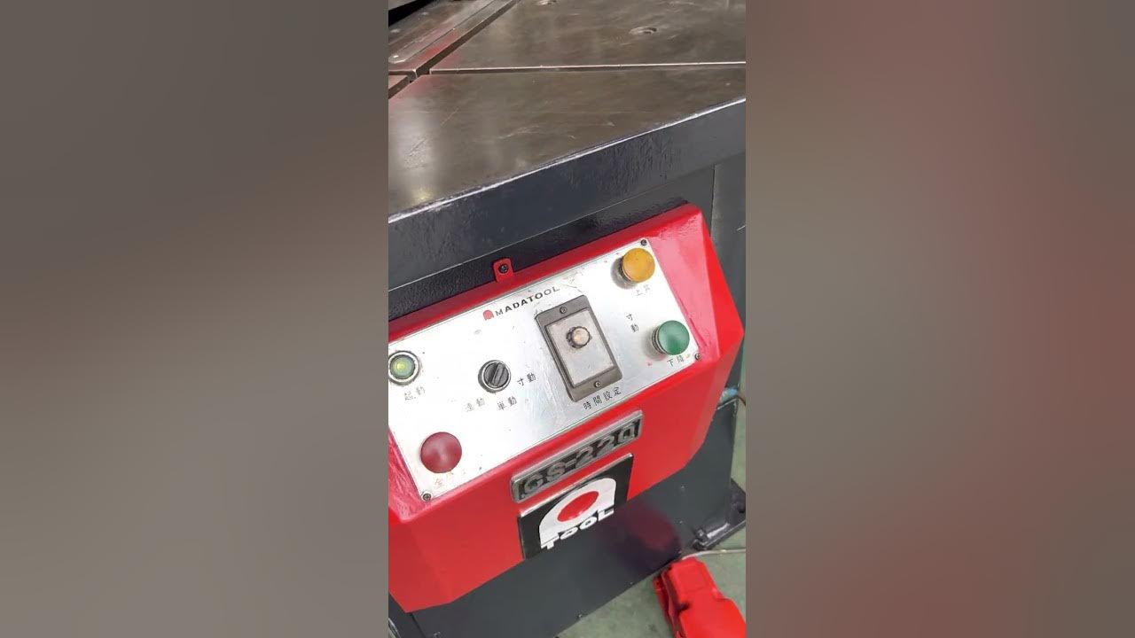 アマダ コーナーシャー CS220 1974年 - YouTube