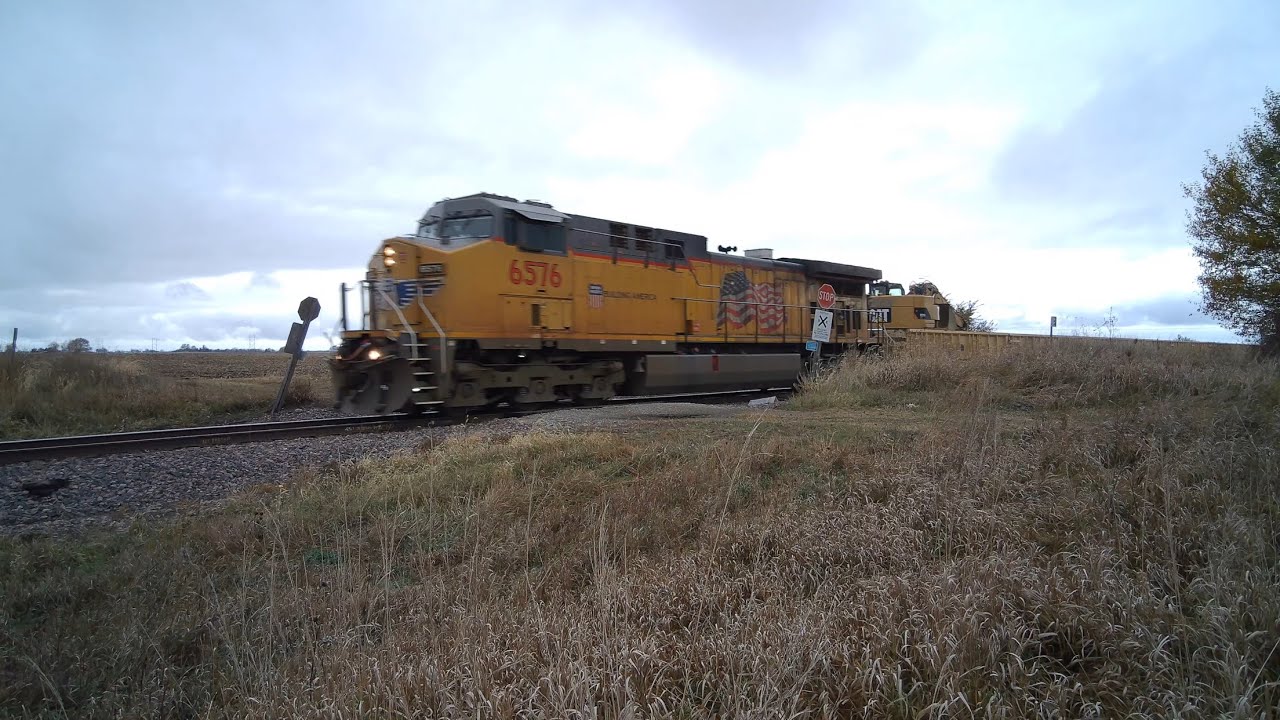 Southbound UP excavator train on the Spine Line - YouTube