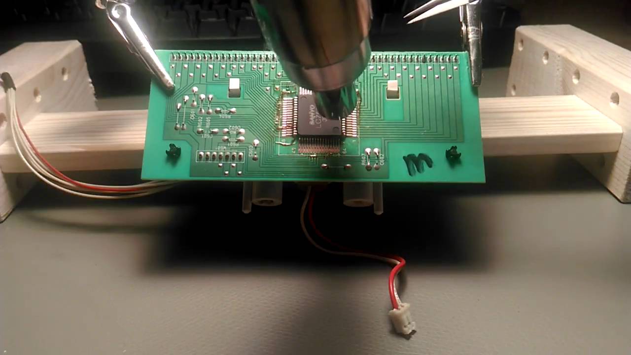 Desoldering a burnt out LC7582 LCD-Controller - YouTube