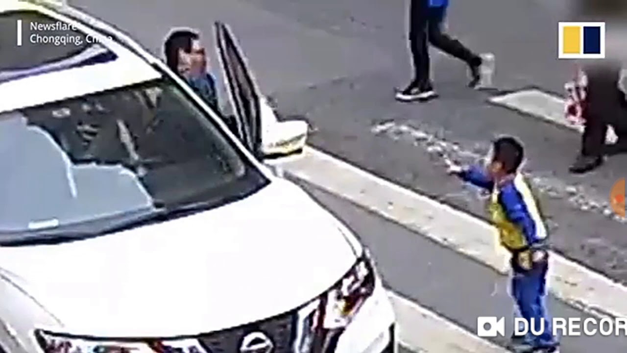 Little boy kicks car after it hits his mother, wins hearts of netizens ...