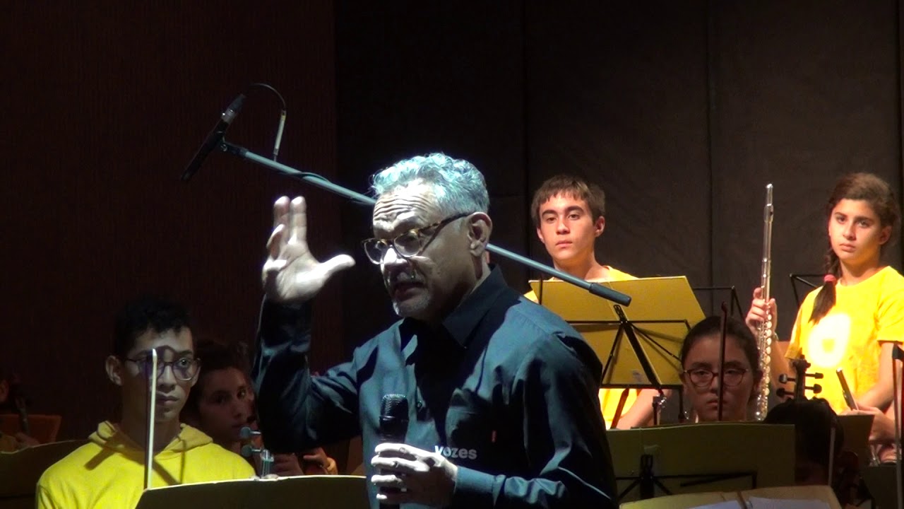 Presentació del Director Pablo Gonzalez. Concert VOZES a favor de AECC ...
