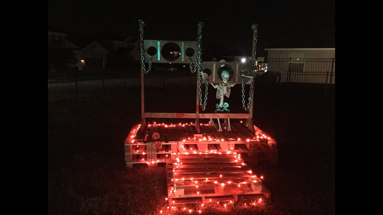 DIY MEDIEVAL PILLORY STOCKADE HALLOWEEN PROP PHOTO OPP - YouTube