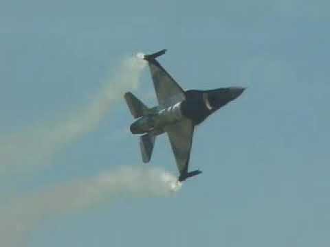 RNLAF F-16 Solo Display RIAT 2006 archive of the past RIAT - YouTube