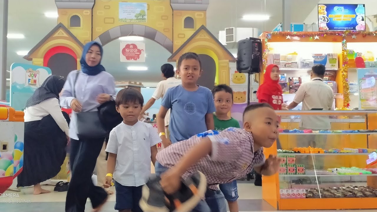 Athar Main Di PLAYGROUND lagi Bersama Keluarga... - YouTube