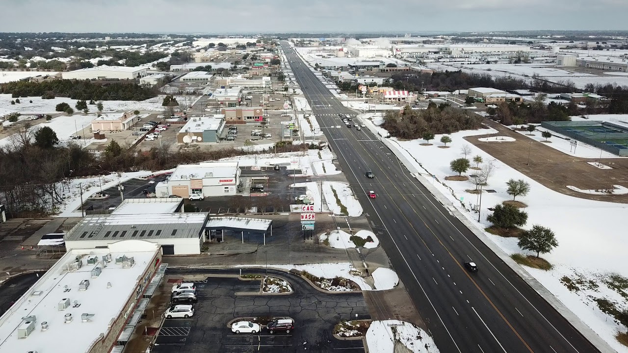 Texas Snowpocalypse of 2021: North Hewitt Drive in Waco, Texas (01/11 ...