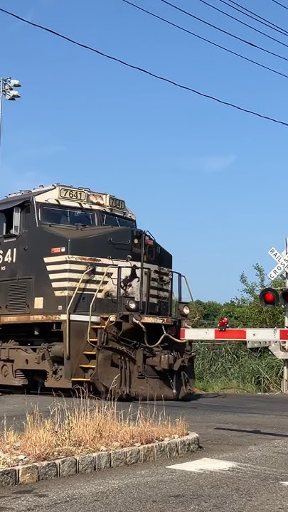 NS 7641 ES44DC leads NS 24X through Clark, NJ with a thoroughbred dash 9 trailing! - YouTube