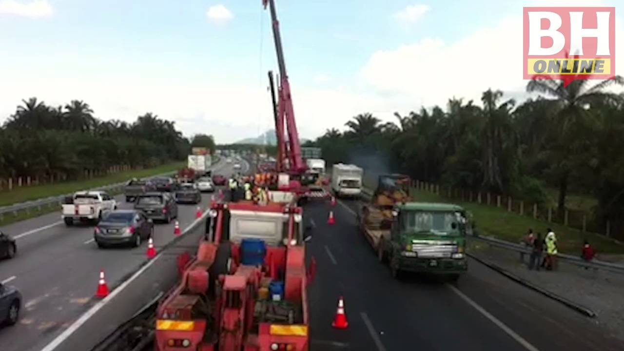 Sesak 10km di PLUS, lori kontena terbalik di Taiping - YouTube
