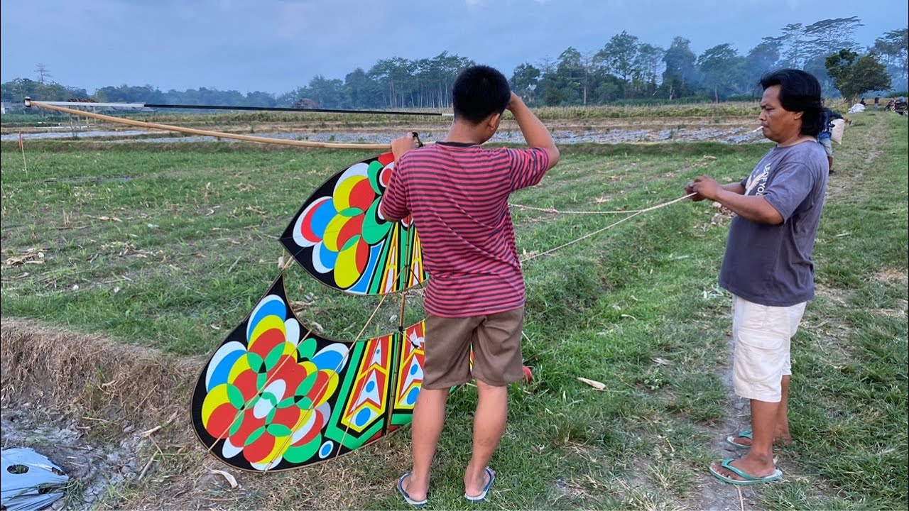 Live Setting Layangan Ruwet Motifnya Toko Layangan Pak Gendon Blitar ...