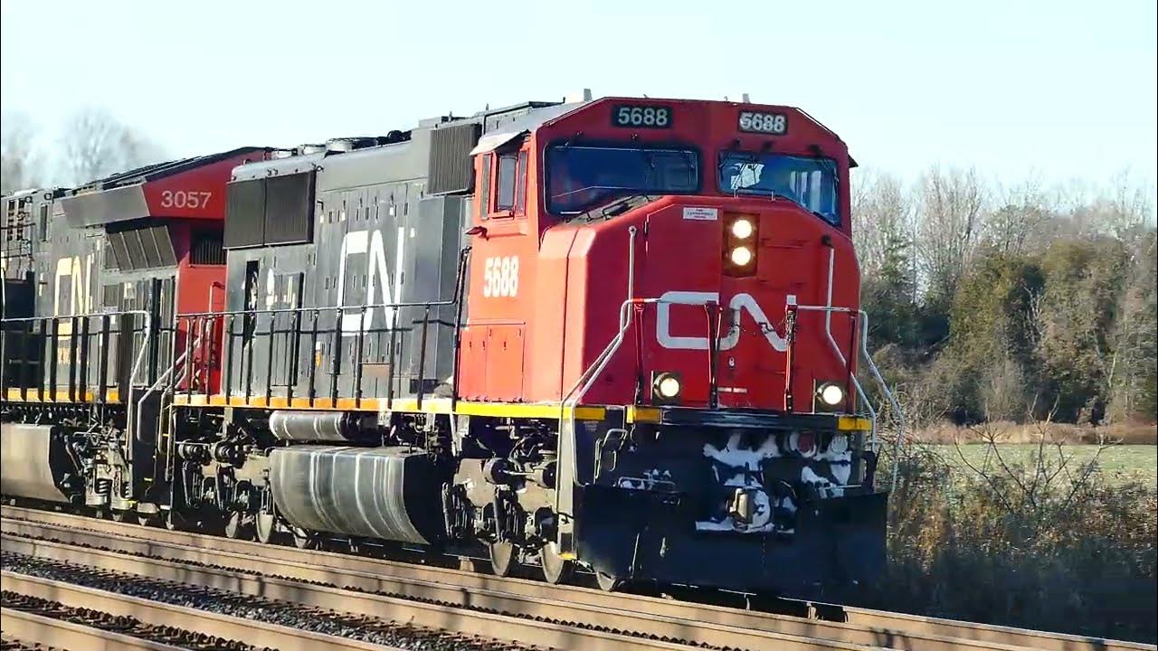 (SD75i) CN 5688 East Passes Penetcostal Road - YouTube